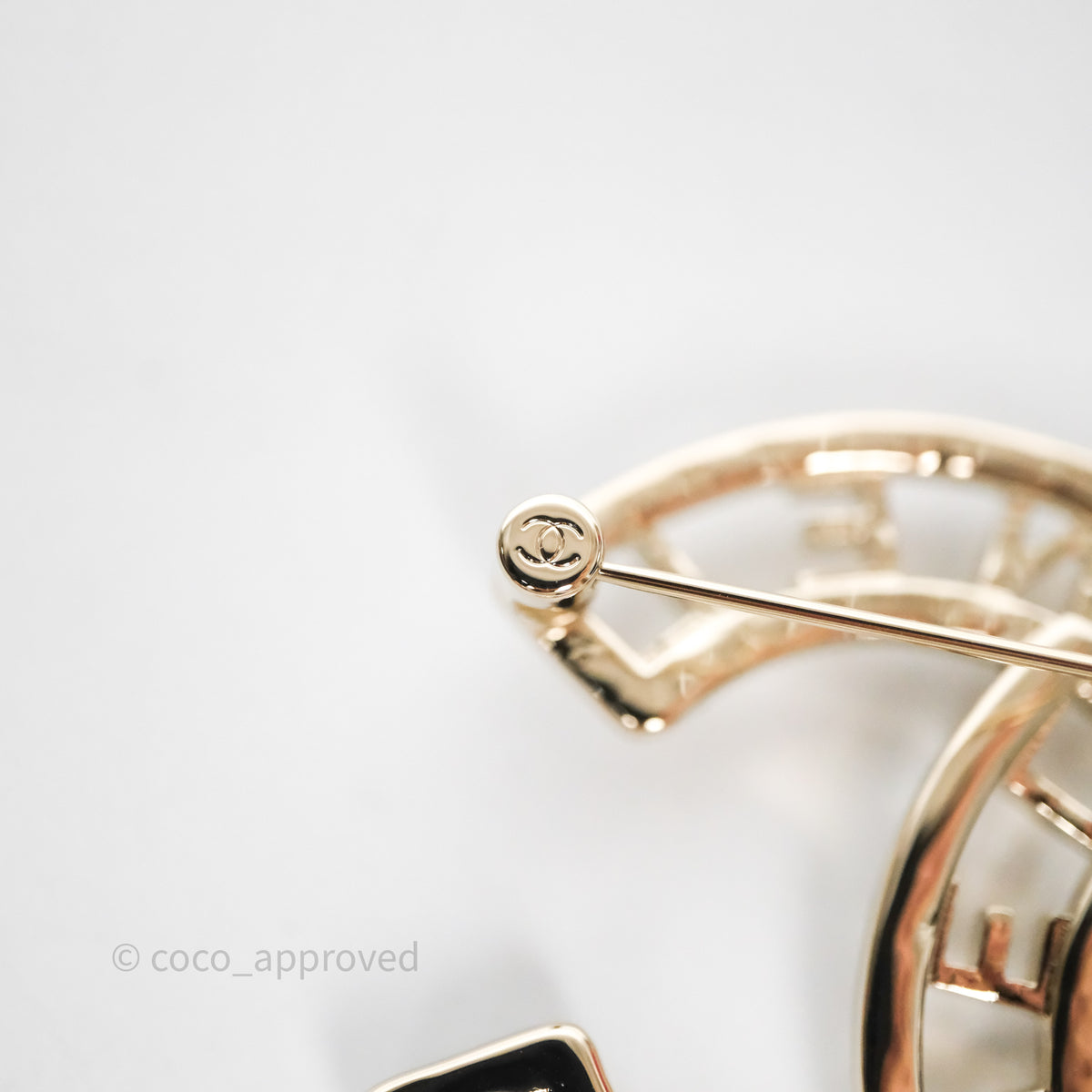 Chanel Crystal Pearl CC Logo Brooch Gold Tone 25V – Coco Approved Studio